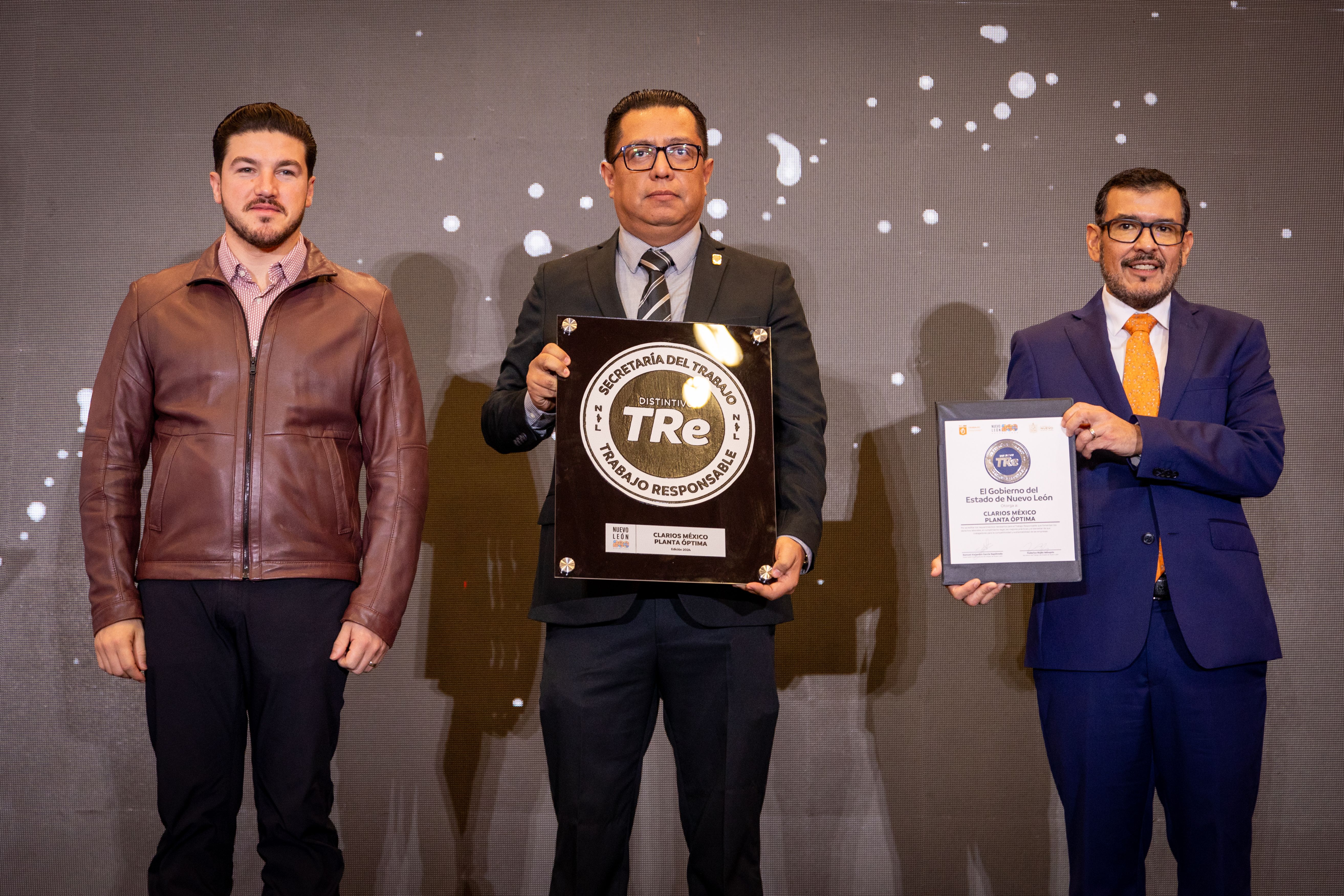 Entrega Samuel premio TRe 2024 a empresas de NL