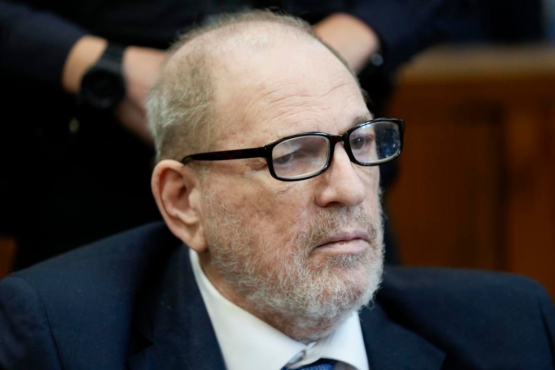Harvey Weinstein reporta dolor de pecho en plena deliberación