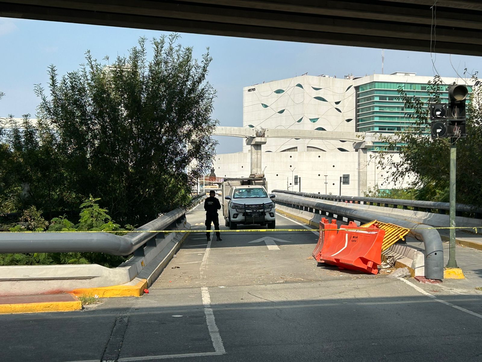 Hallan cuerpo envuelto en lona en el Río Santa Catarina