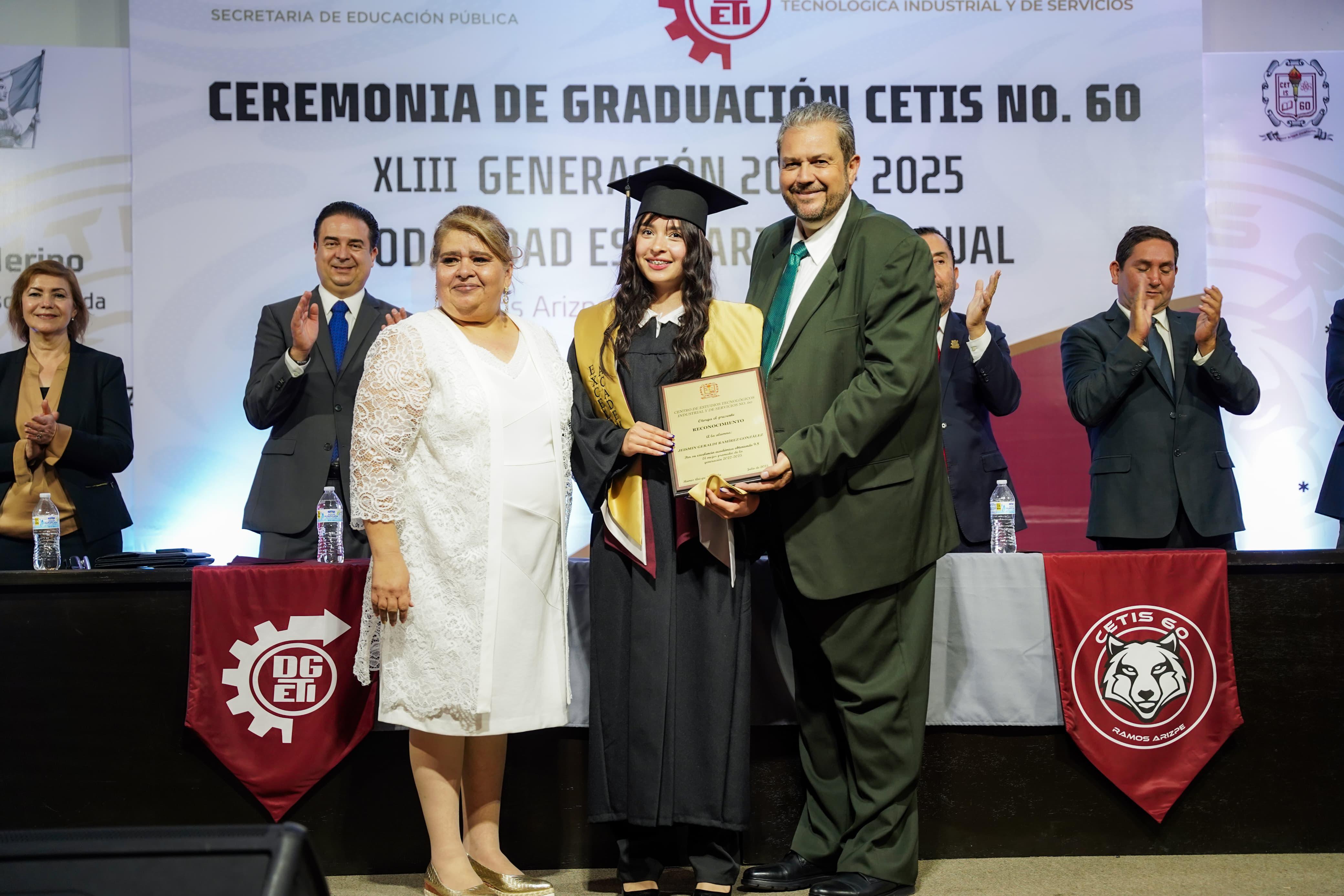 Tomás Gutiérrez acompaña graduación del CETIS 60