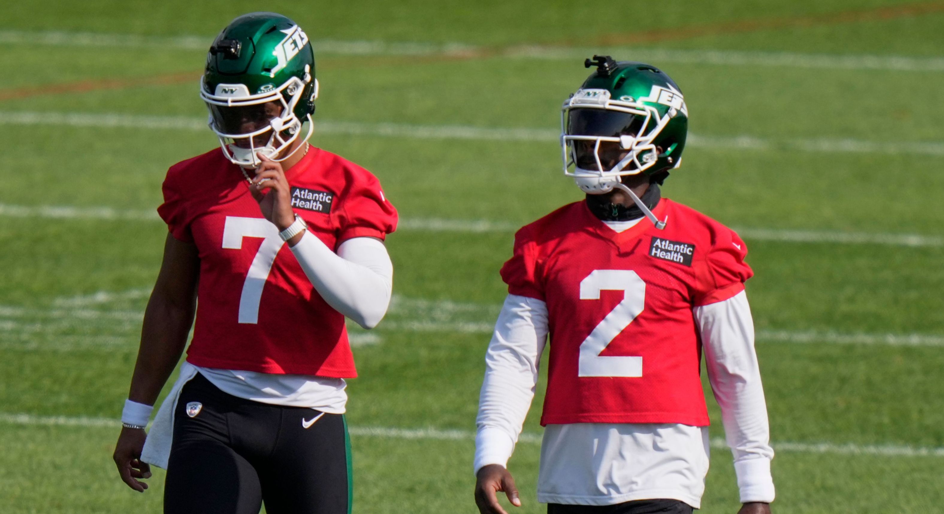 Justin Fields regresa a Jets un día después de dislocarse un dedo