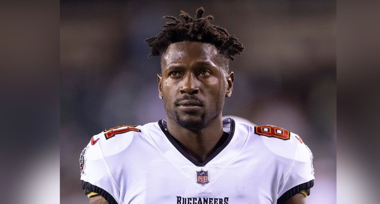 Antonio Brown, buscado por intento de asesinato, ha salido de EUA