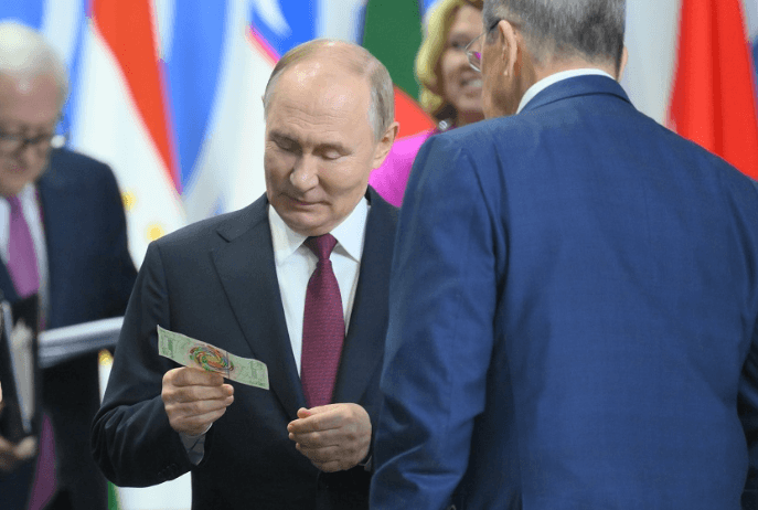 ¿Moneda de los BRICS en marcha?; muestran billete a Putin