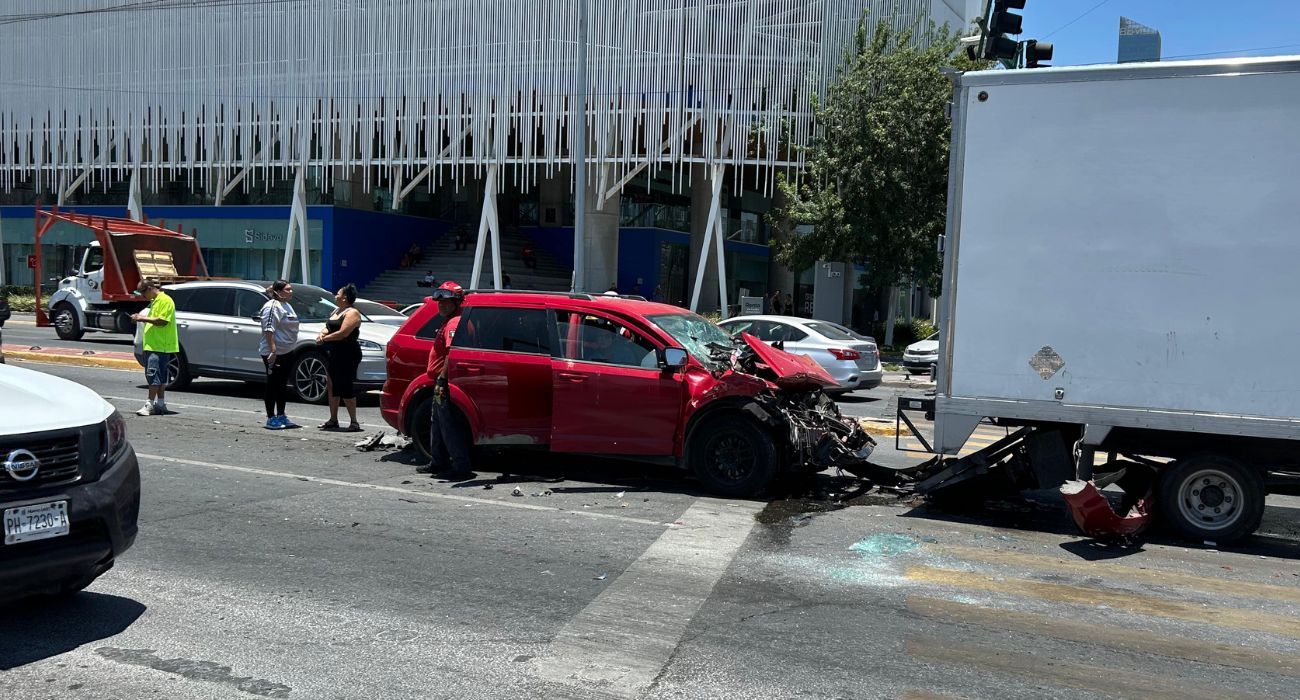 Choque múltiple en Monterrey moviliza a cuerpos de emergencia