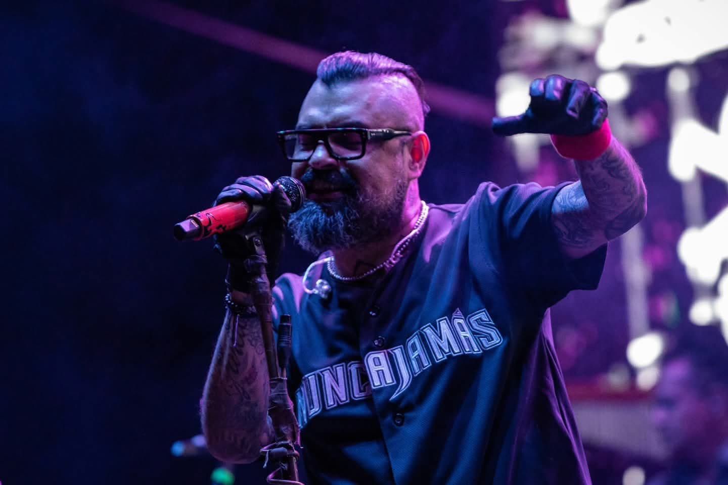 Vocalista de Panteón Rococó, es hospitalizado de emergencia