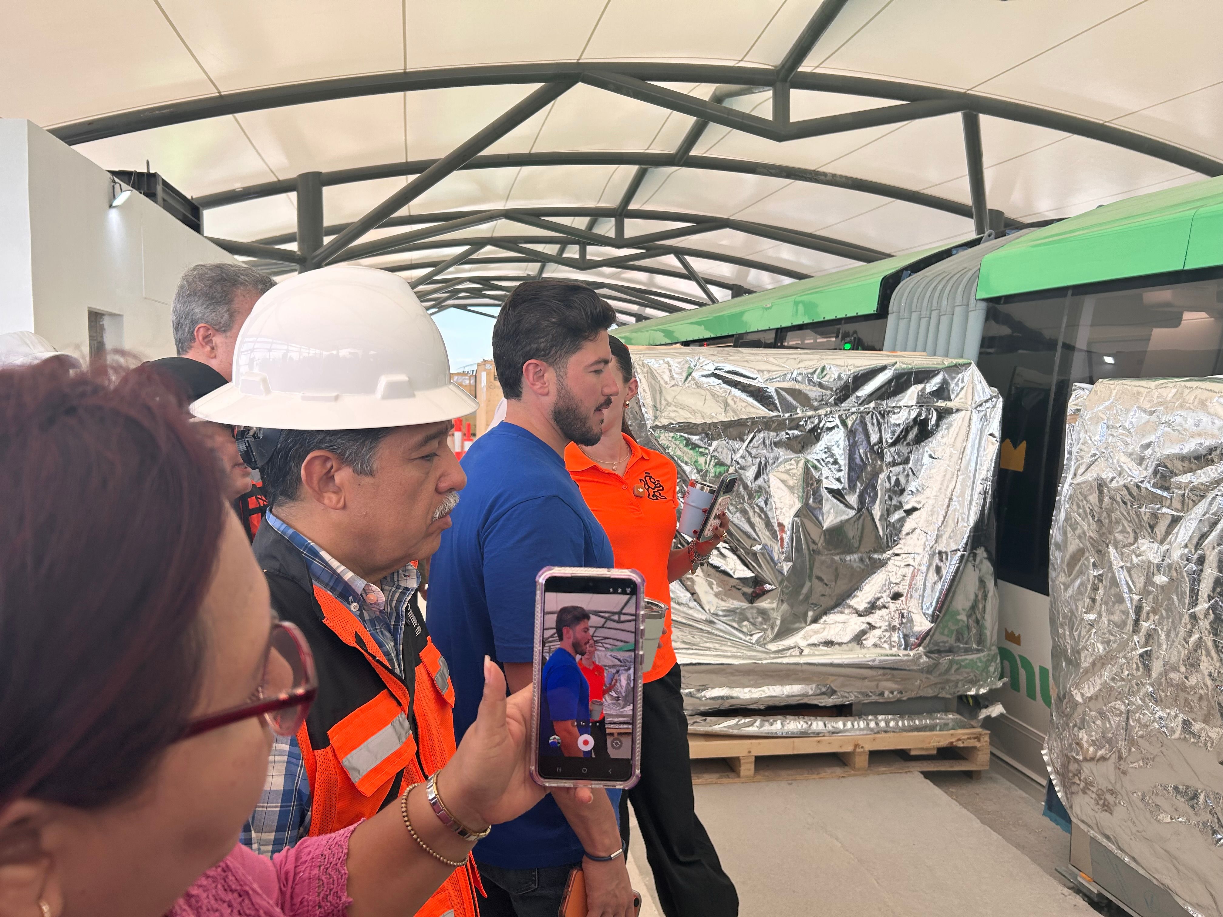 Samuel García supervisa prueba del monorriel de Línea 6 del metro