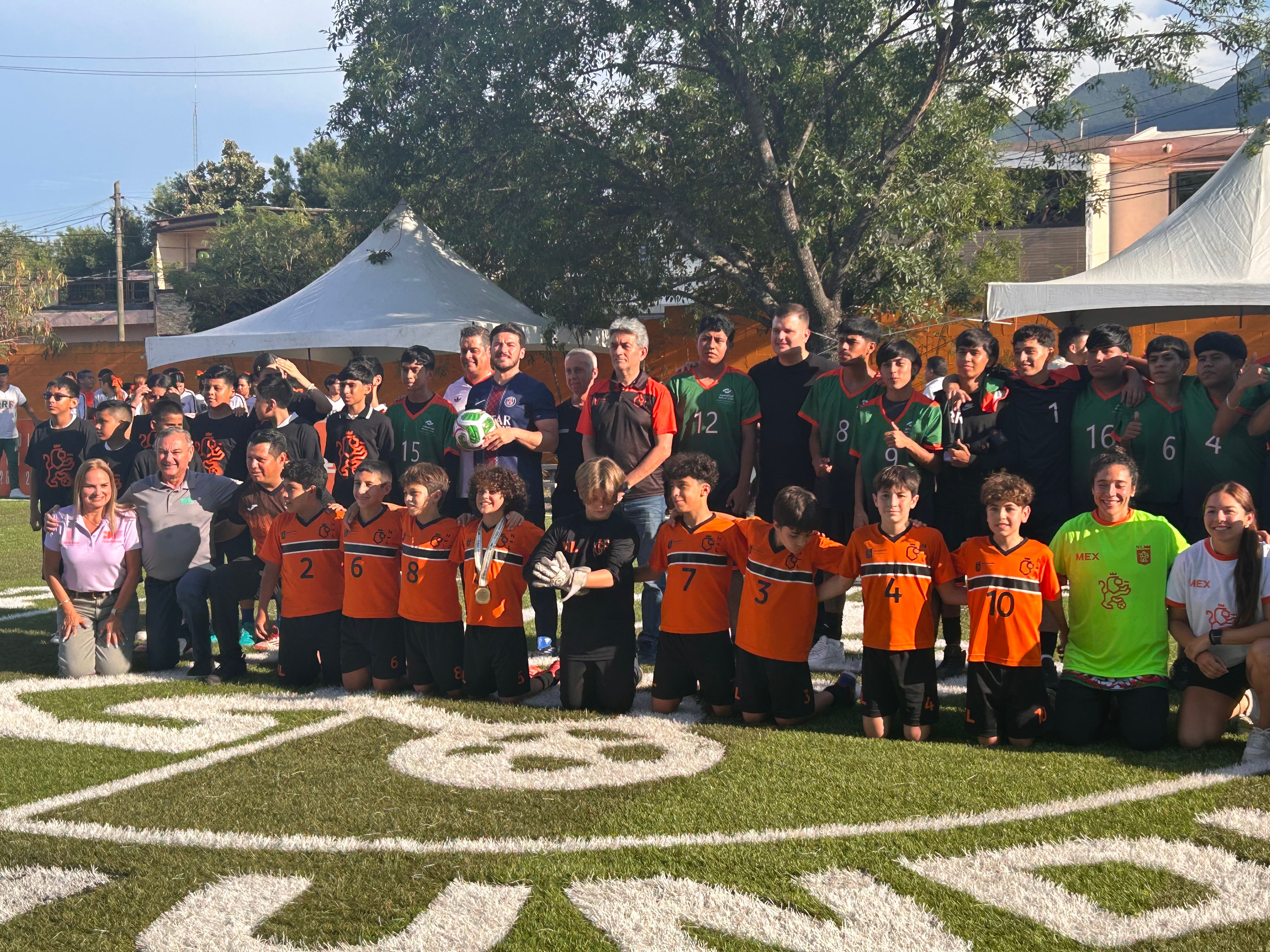 Inaugura Samuel García cancha 550 en primaria de Guadalupe