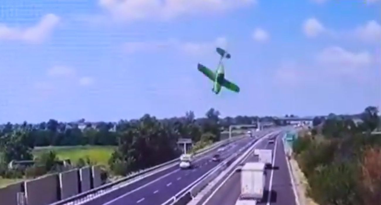 Captan momento cuando avioneta se estrella en autopista de Italia