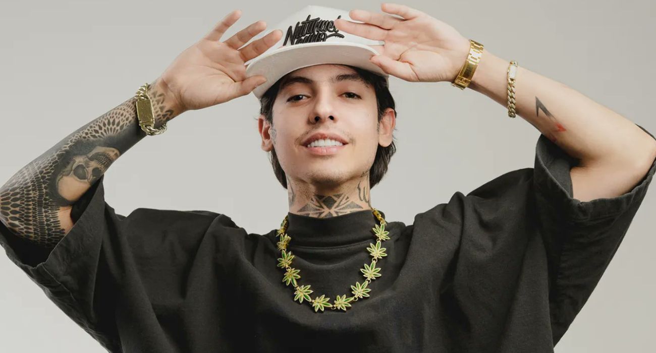 Natanael Cano golpea y rompe equipo de DJ en concierto