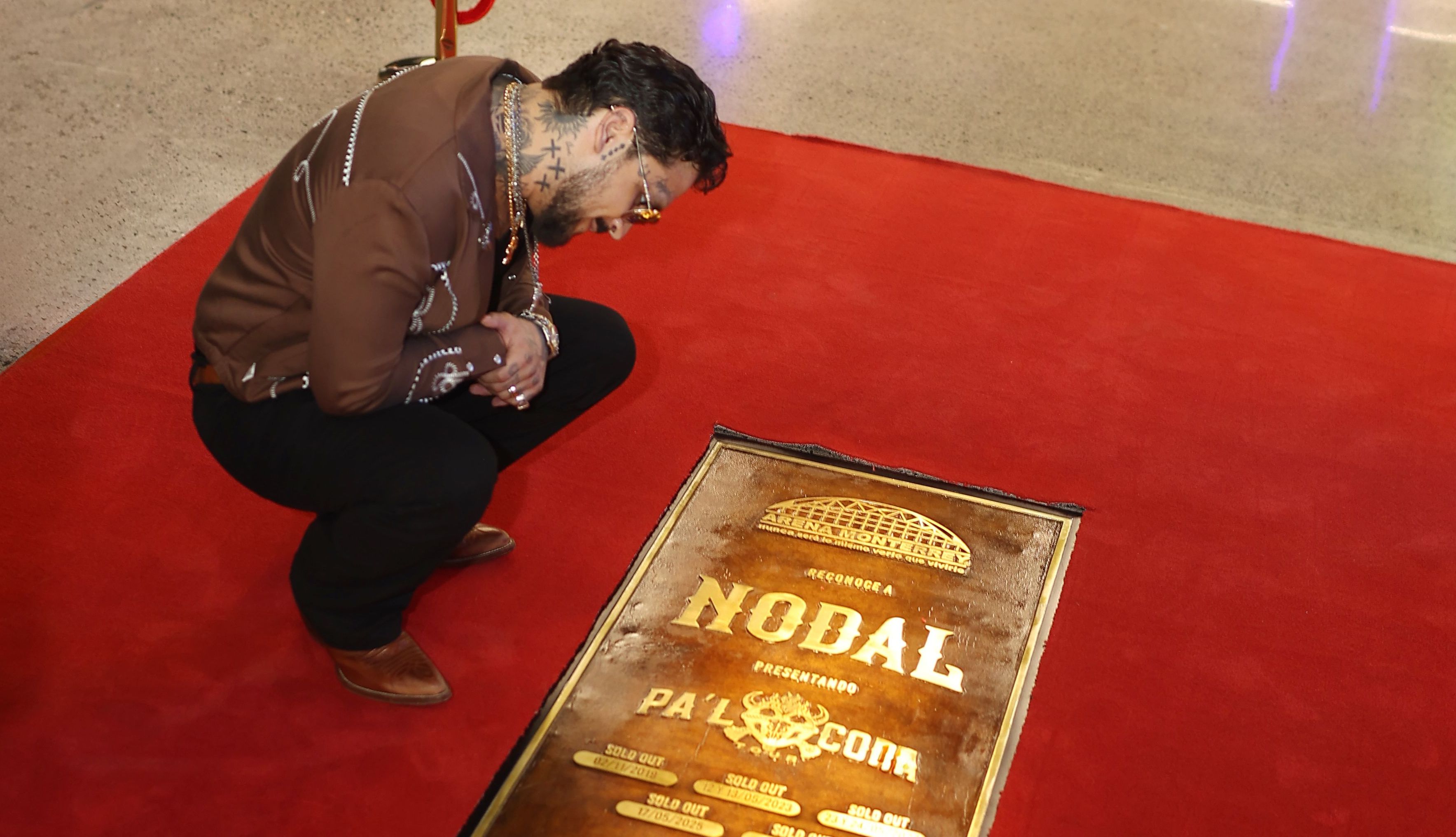 Develan placa para Nodal por siete sold outs seguidos en la Arena
