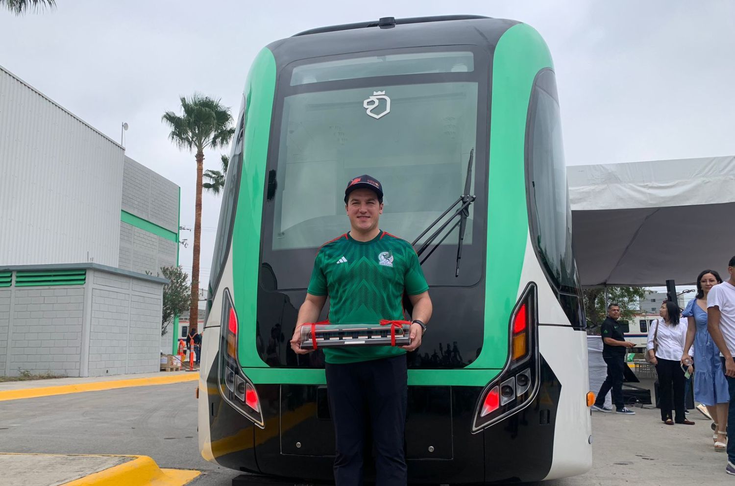 Develan las unidades que se usarán en la Línea 5 del Metro