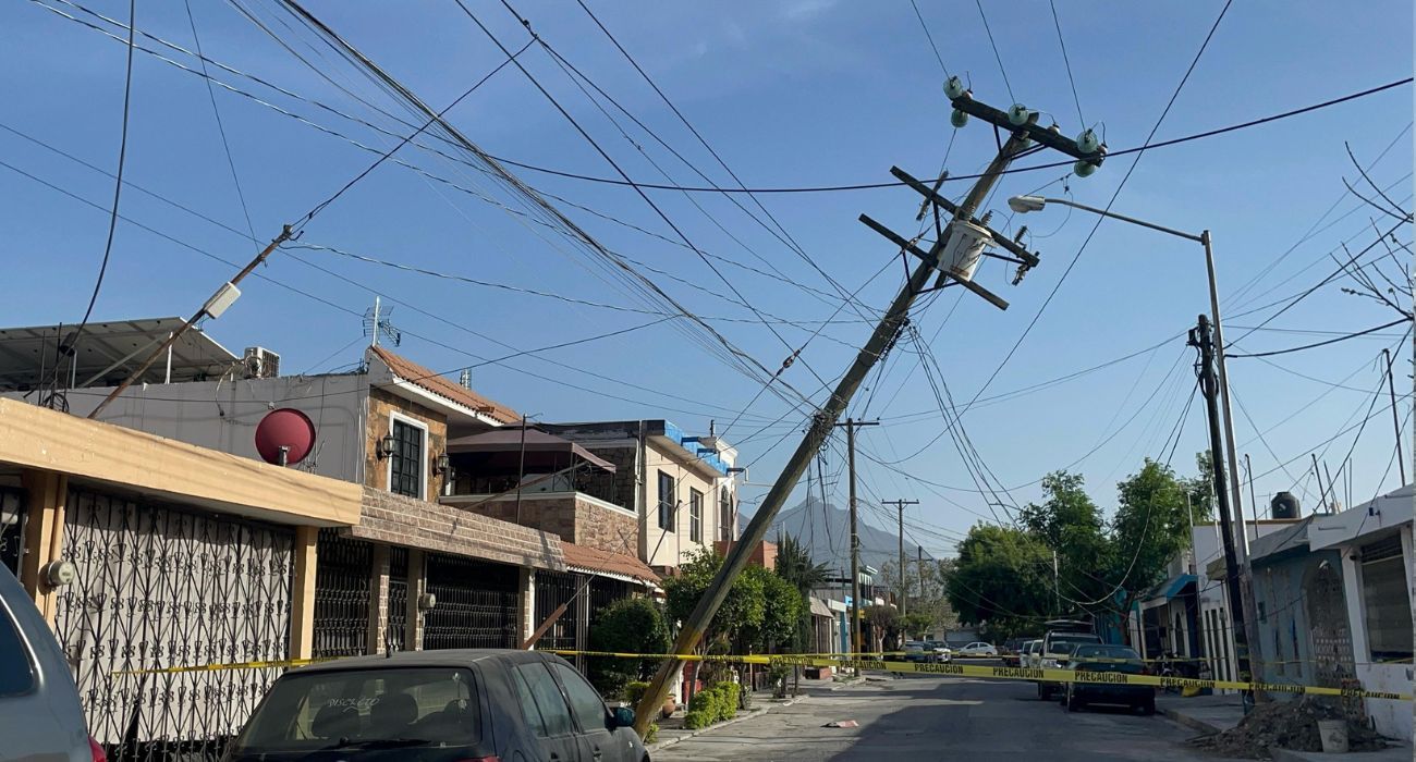 Poste a punto de caer deja sin luz a colonia en San Nicolás