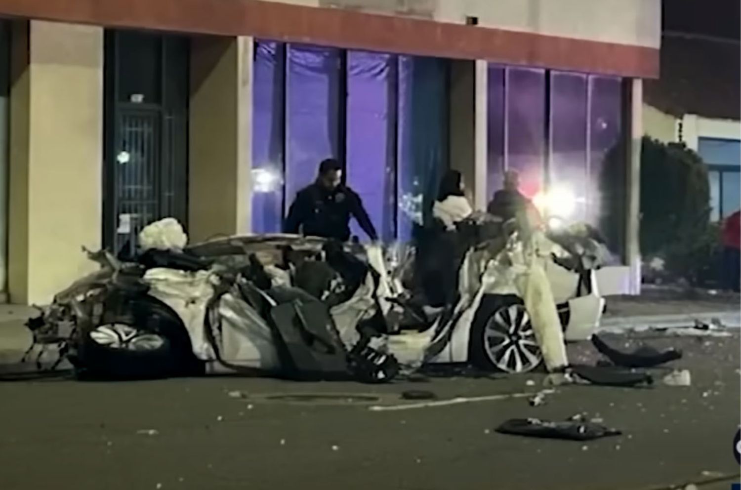 Auto se estrella y sale volando; ocupantes son expulsados