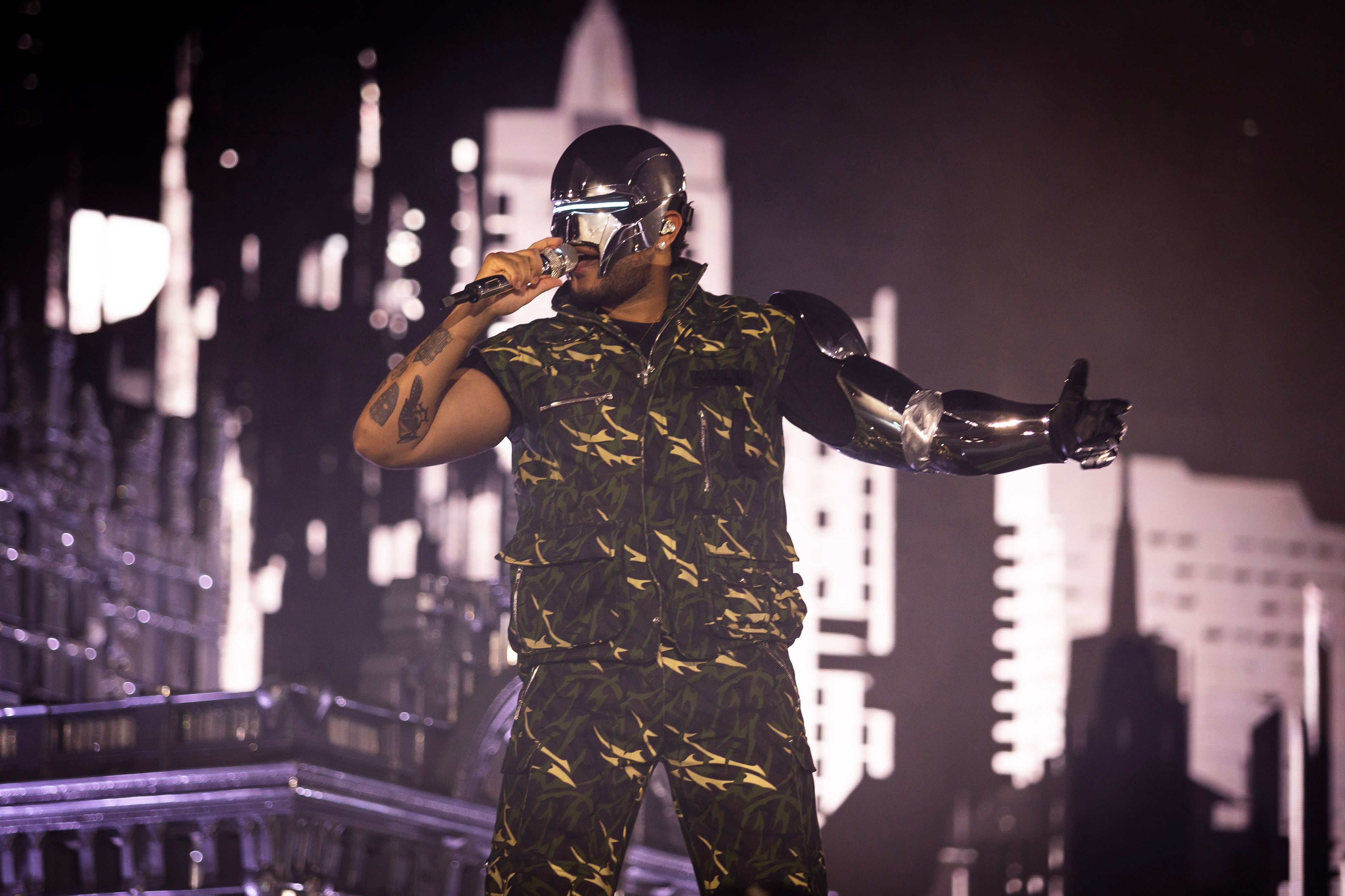 The Weeknd, camuflajeado militar, emociona a regios