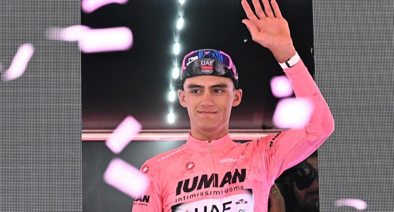 Un día más en la Maglia Rosa, Isaac Del Toro conquista etapa 14