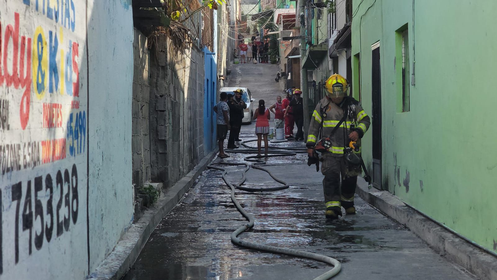 Reportan un posible menor atrapado tras incendio en Santiago