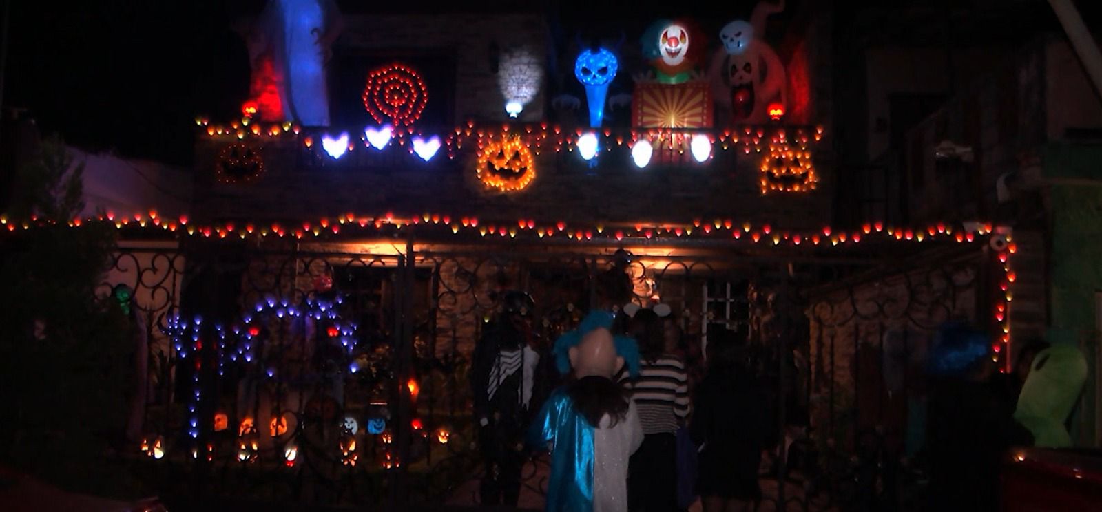 Noche de Halloween llena calles de Monterrey con fiesta y dulces