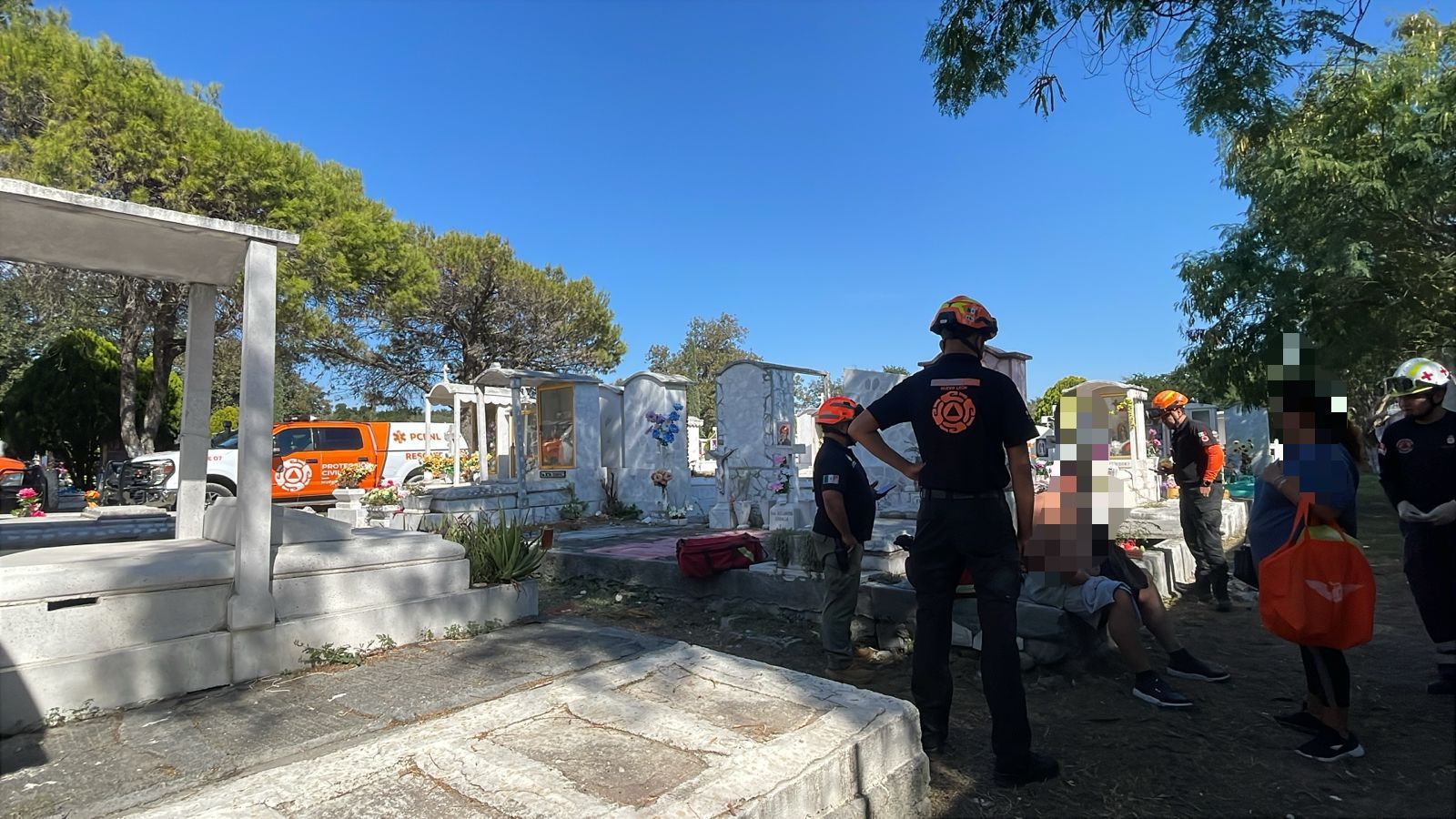 Cae persona en tumba de tres metros en el Panteón La Paz