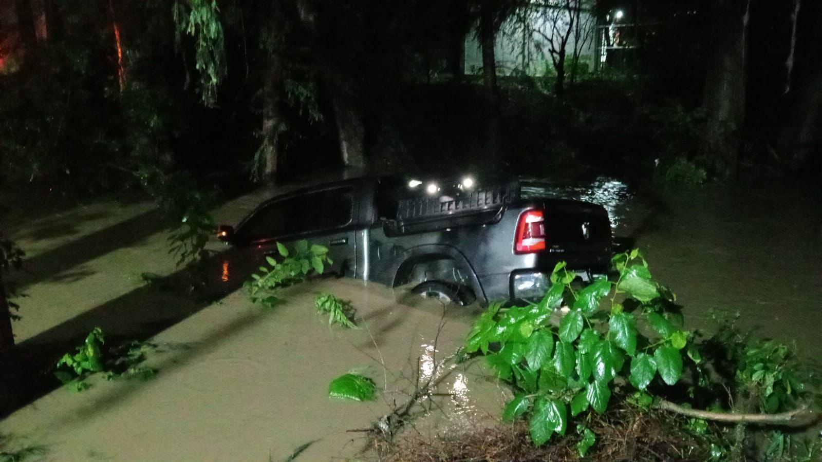 Pegas lluvias en NL: Arrastra corriente a vehículo