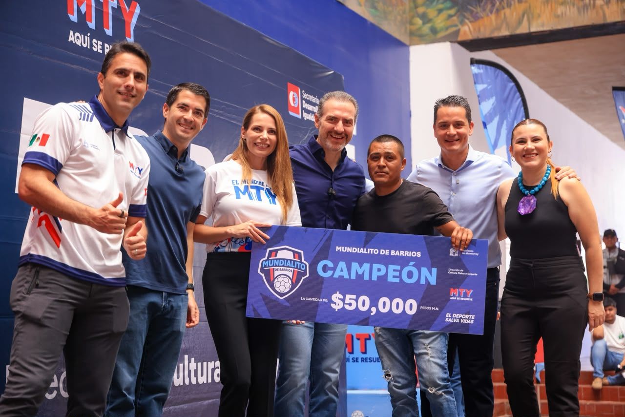Premia Adrián a ganadores de torneo municipal de futbol