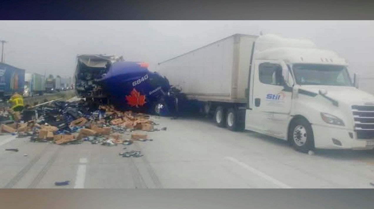 Muere chofer tras choque de tráileres en autopista a Nuevo Laredo
