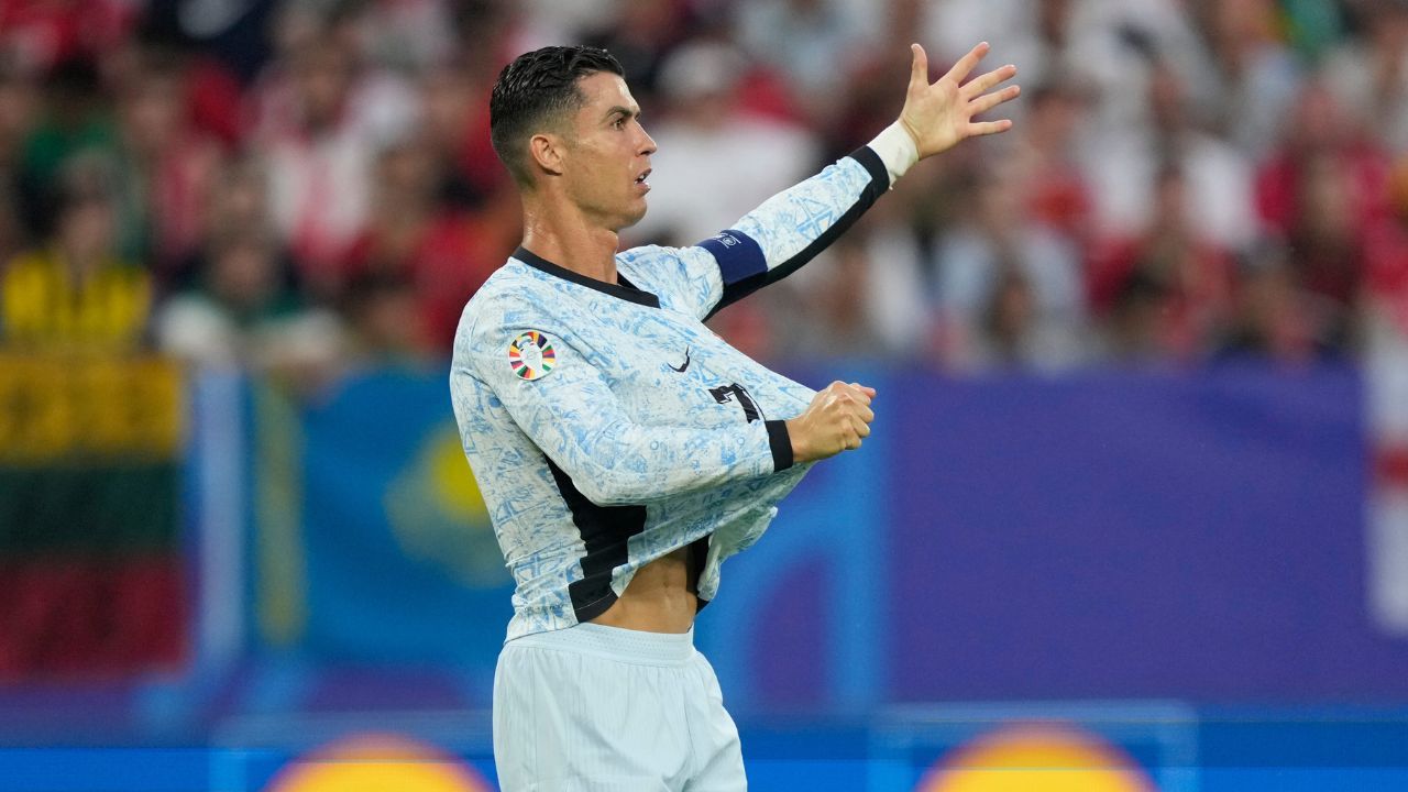 Aficionado intenta acercarse a CR7 saltando a túnel de jugadores