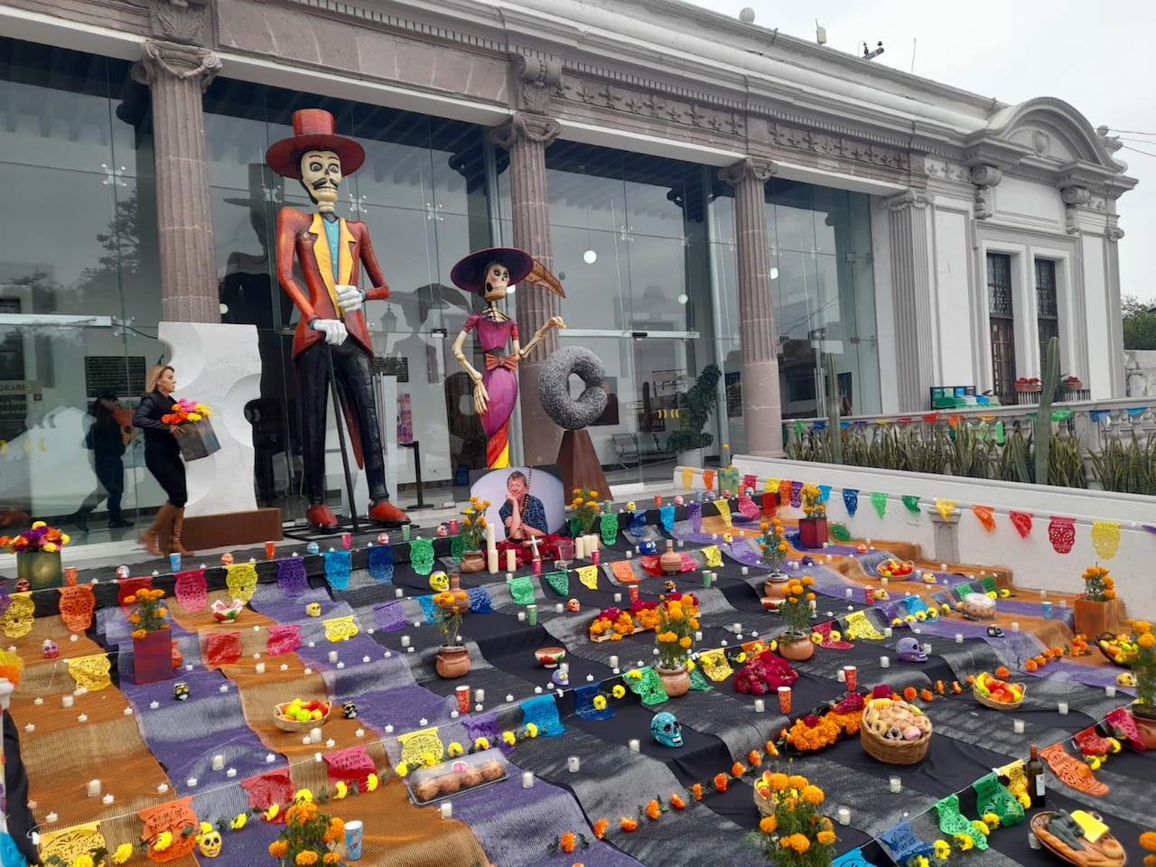 Instala Guadalupe altar en homenaje a Chabelo