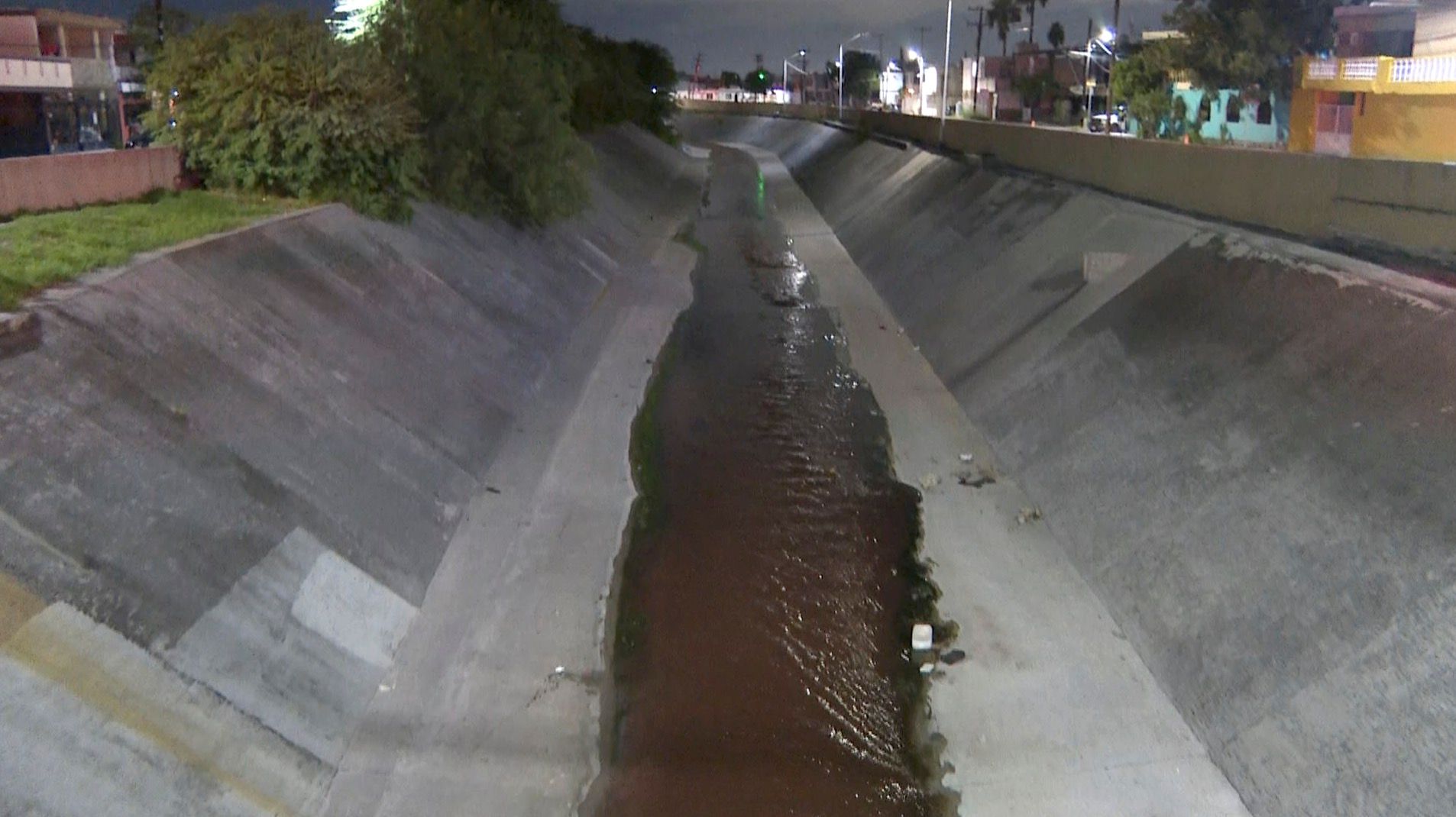 Derraman líquido rojizo sobre el arroyo Topo Chico