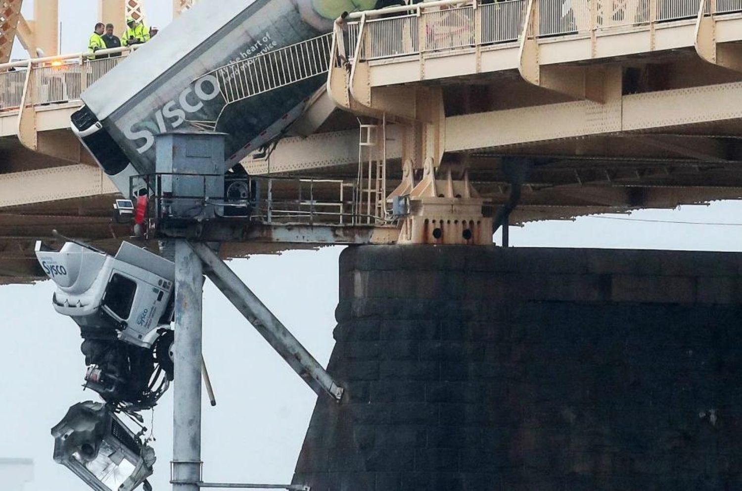 Así fue el choque que dejó a tráiler colgando de puente