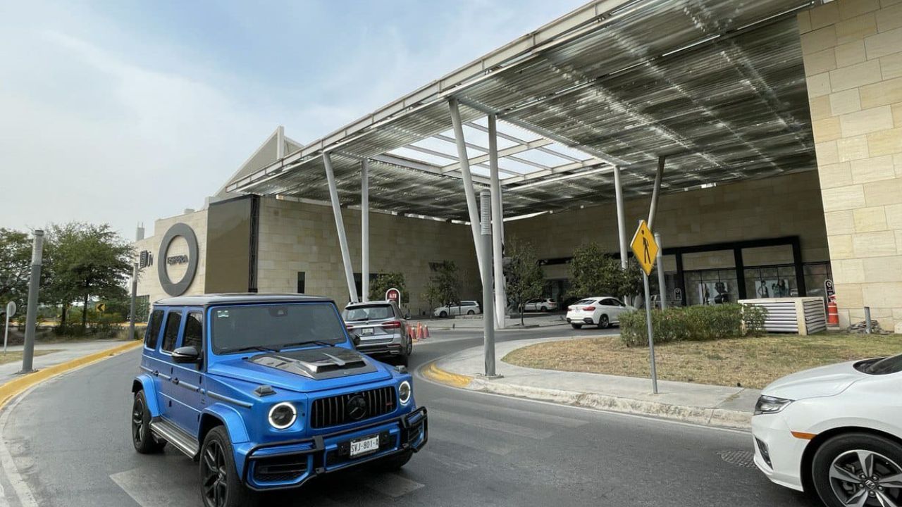 Atoran vialidad con puente... ¡en plaza comercial!