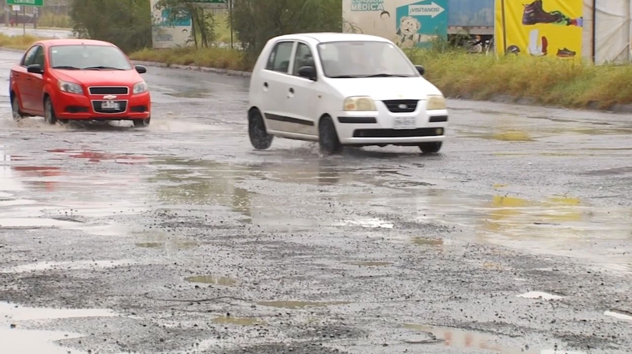¿Cayó en un bache? Sepa cómo proceder si se dañó su auto