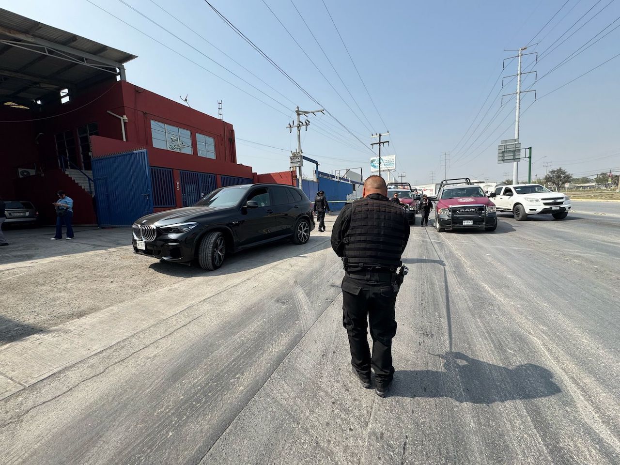 Encapuchados asaltan empresa y balean camioneta en García