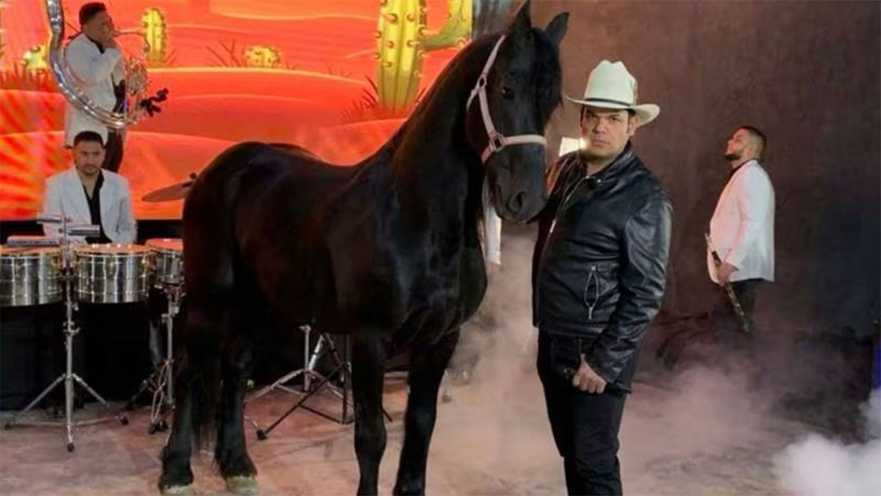 Video: Caballo de Banda Jerez resbala y golpea a vocalista