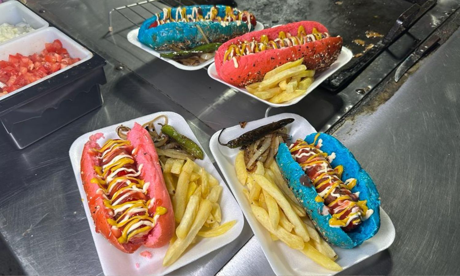 Llegan los Barbie Dogos; pareja emprende para casarse