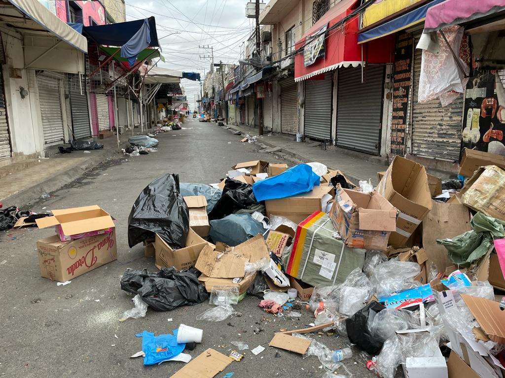 Invaden toneladas de basura calles del Centro de Monterrey