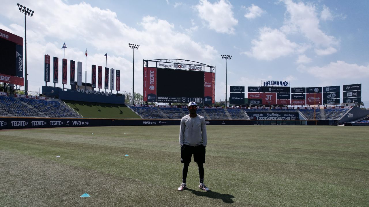 Beisbolista David Mena entrena con los Sultanes