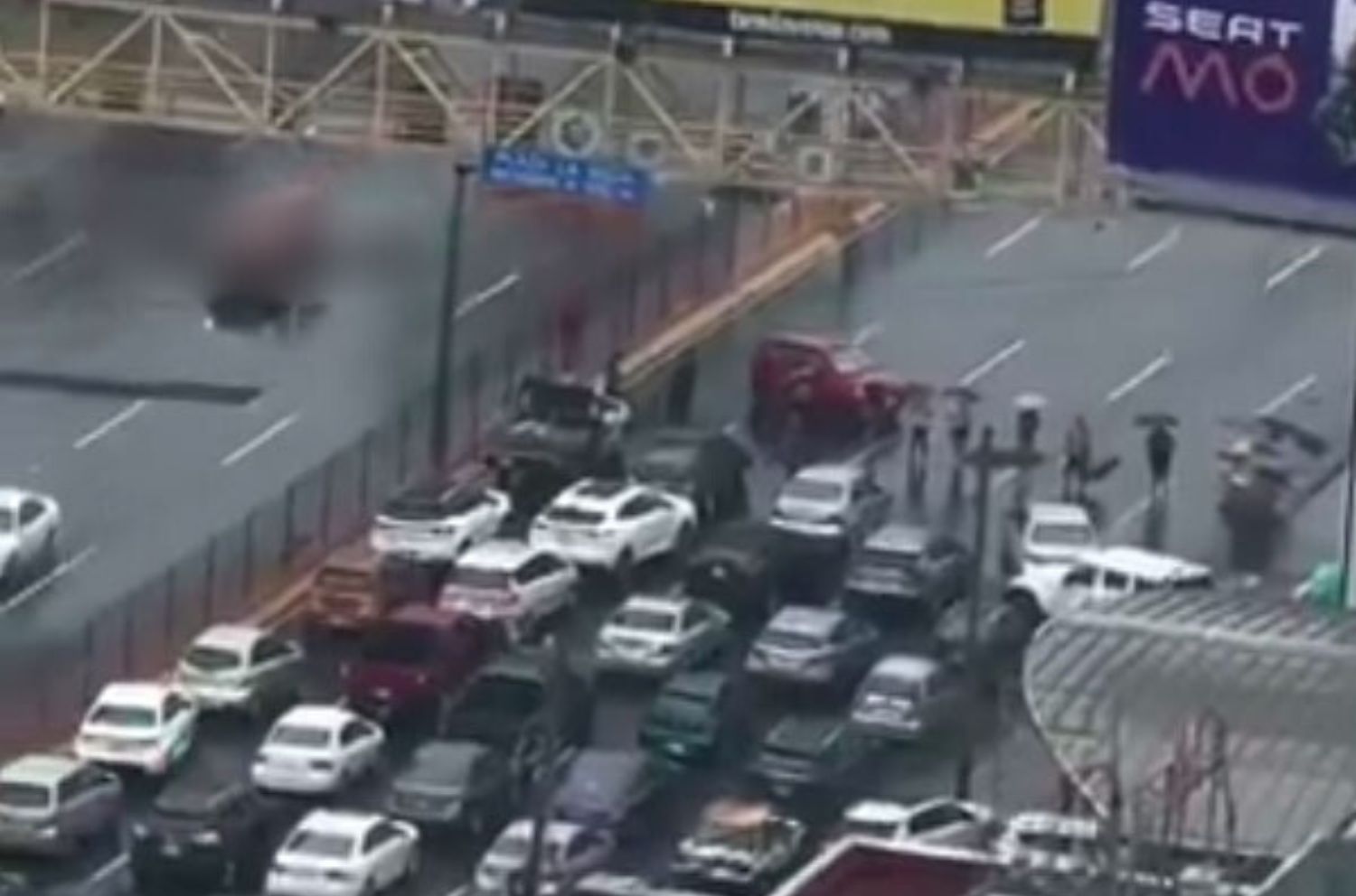 Vecinos bloquean avenida Garza Sada por falta de luz