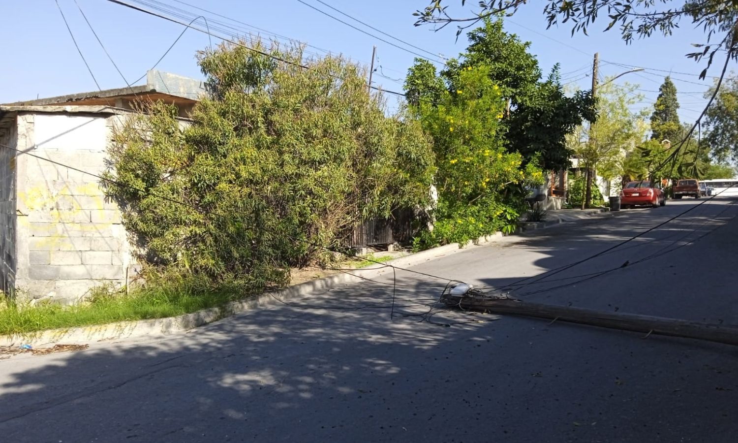 Cae poste de telefonía en la colonia Jardines del Río