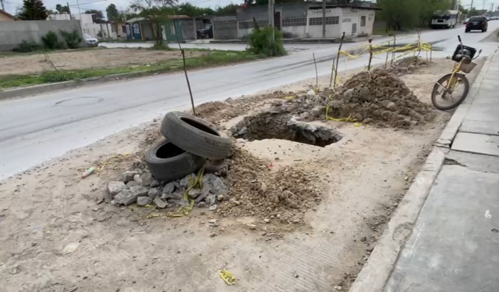 Presentan abandono y riesgo calles de la colonia Lampacitos