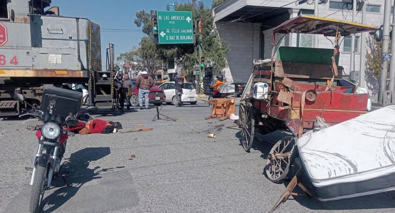 Carretonero intenta ganarle paso al tren y provoca accidente