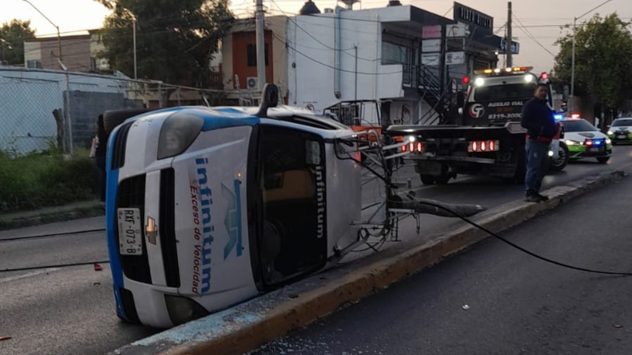 Se vuelca una unidad de Telmex… ¡En Infinitum!