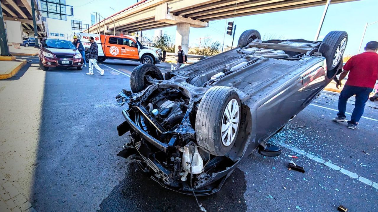 Carro queda volcado en vialidad del municipio de Monterrey