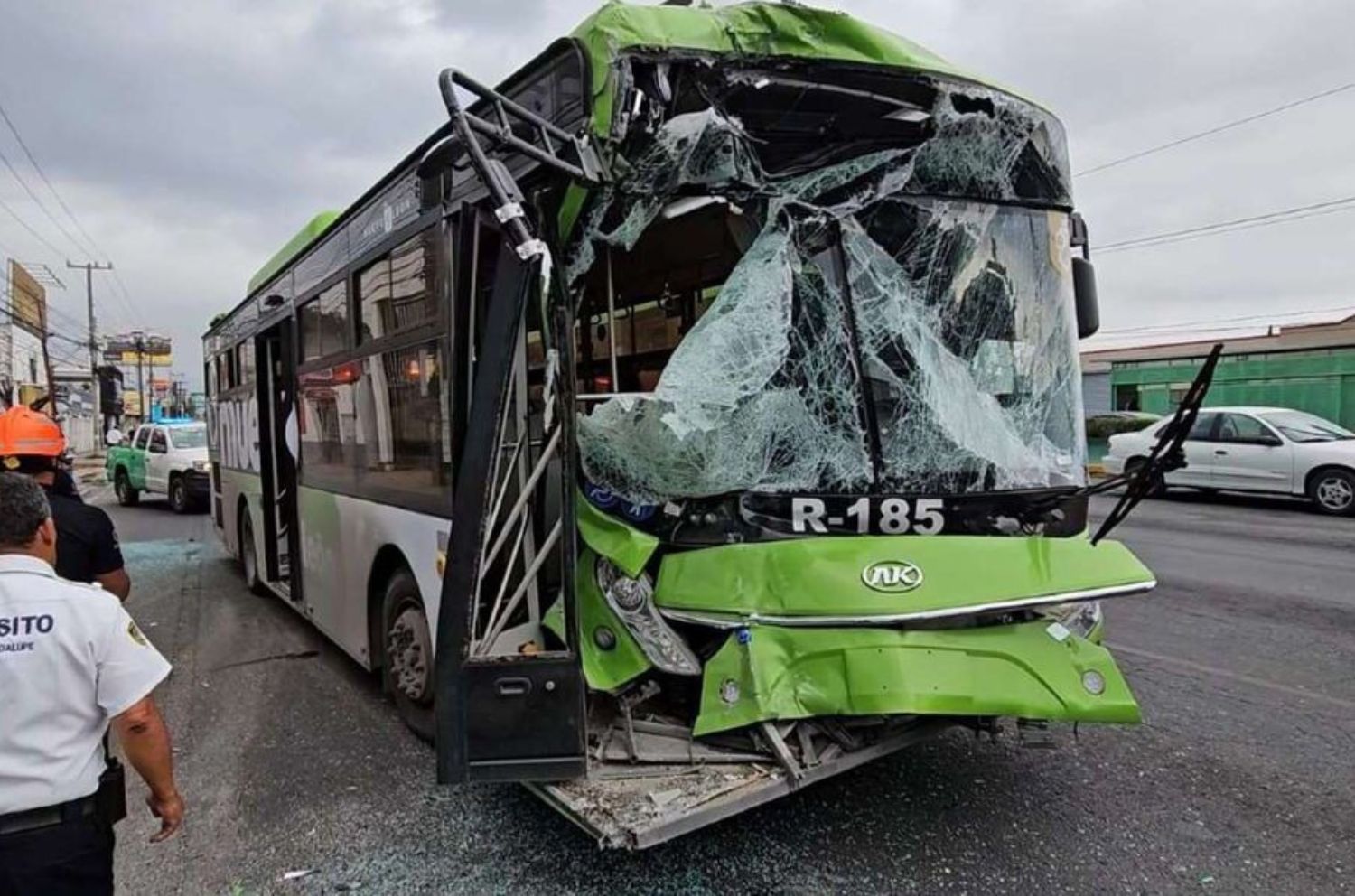 Chófer de ruta urbana choca en Guadalupe y se da a la fuga