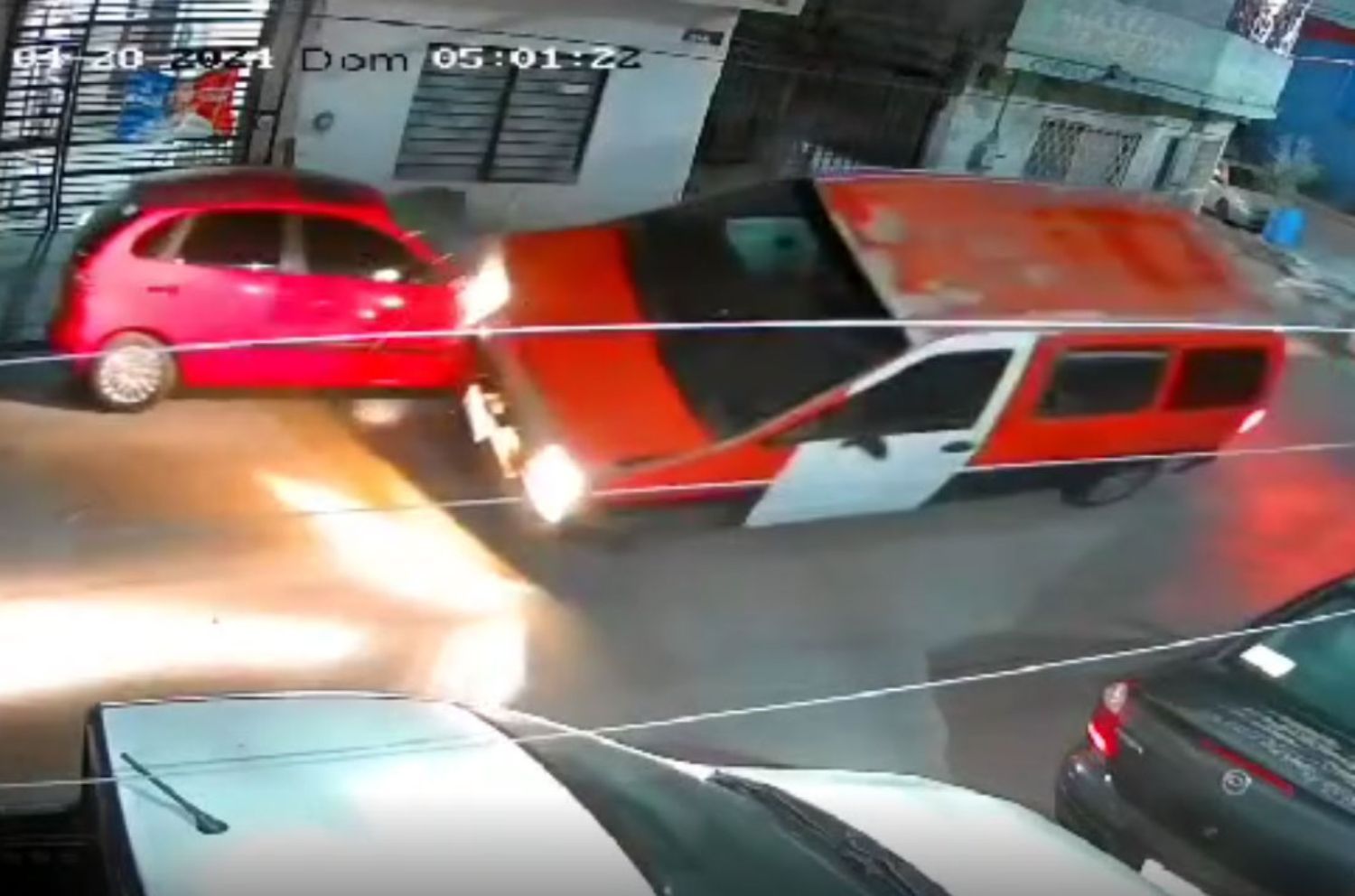 ¡Se busca! Choca auto estacionado y se fuga en Monterrey