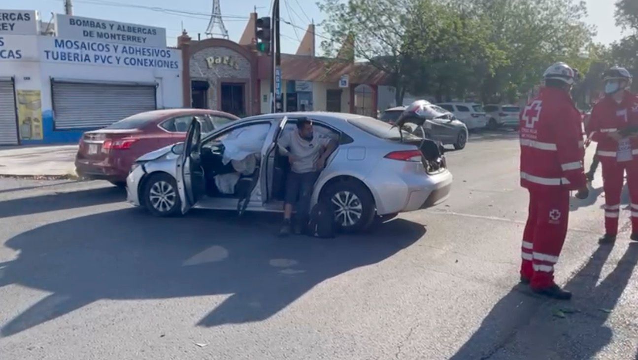 Choque entre auto y camioneta deja dos lesionados