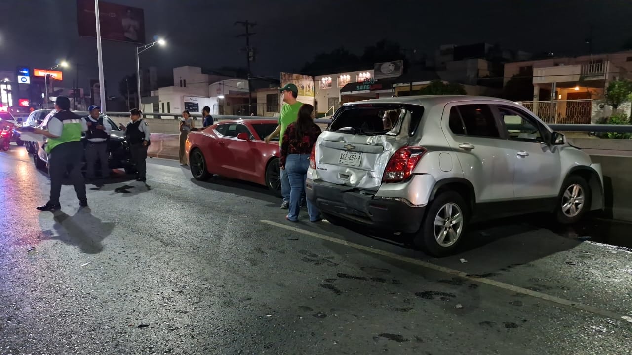 Carambola deja cuatro vehículos dañados en Paseo de los Leones
