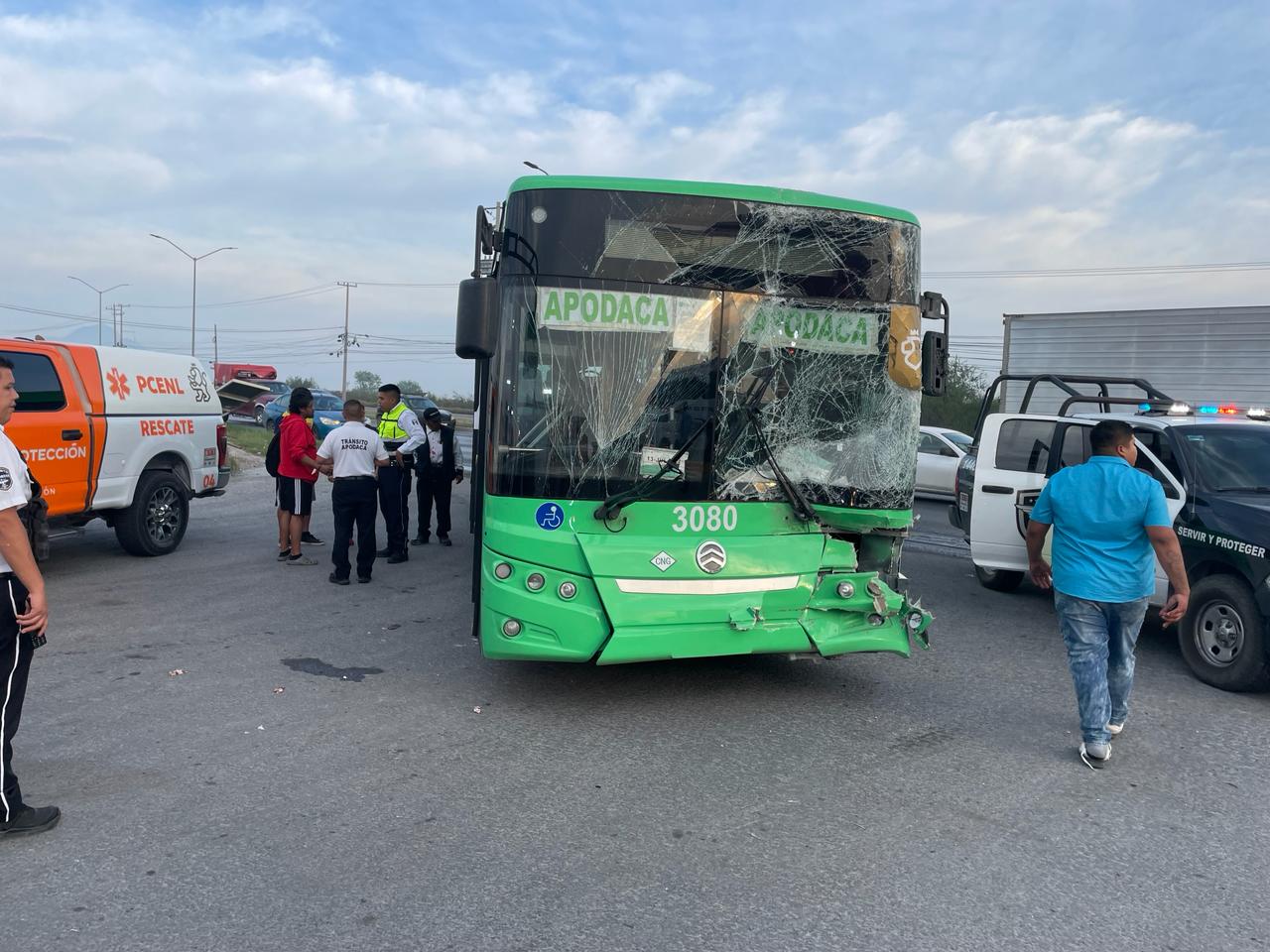 Choque entre camiones deja 14 lesionados en Apodaca