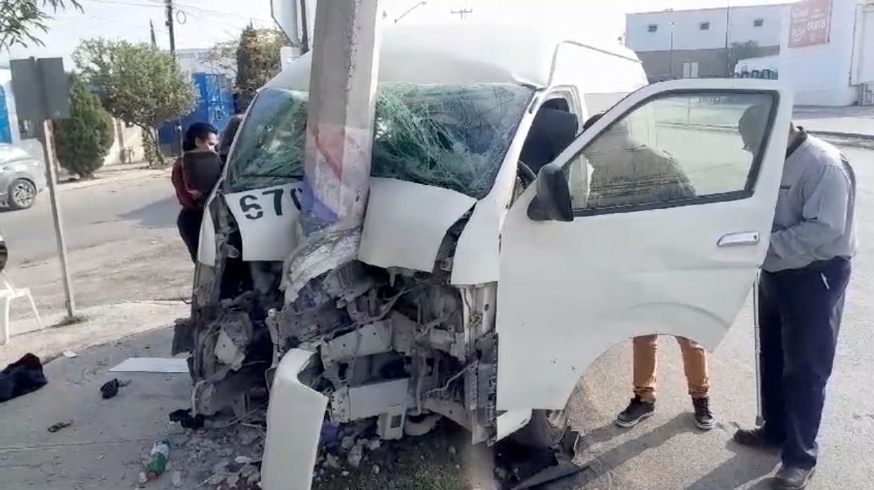 Choca Transporte De Personal Contra Poste En Apodaca