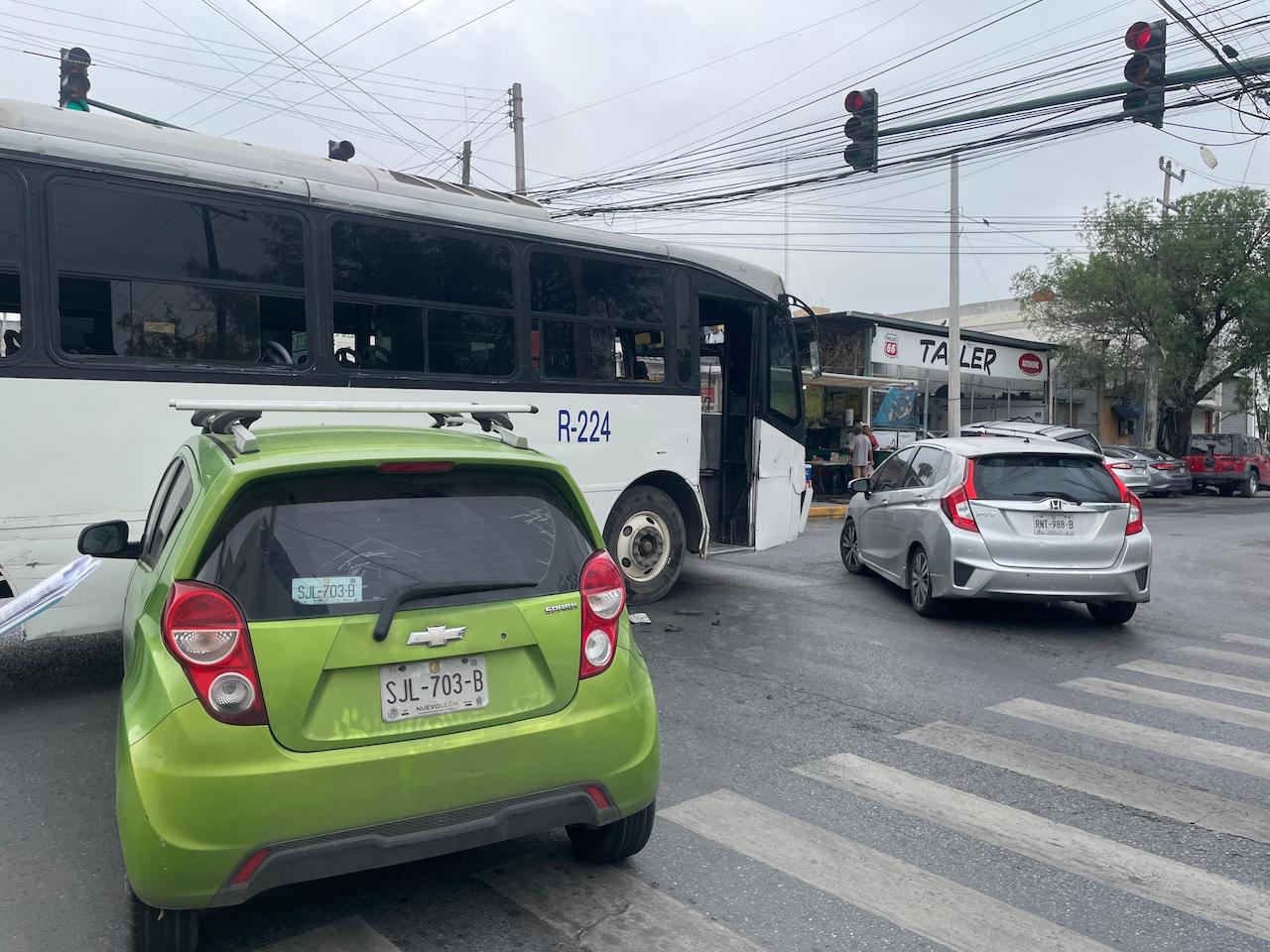 Chofer de ruta 224 intenta huir tras choque en la Nuevo Repueblo