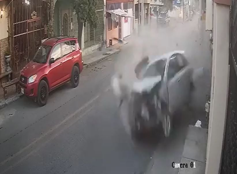 Video: Jóvenes sobreviven a fuerte choque en Monterrey
